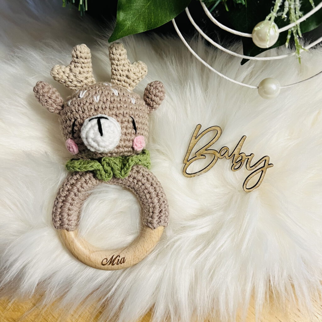 Babyrassel ELCH gehäkelt personalisiert - MiniGeschenke.de