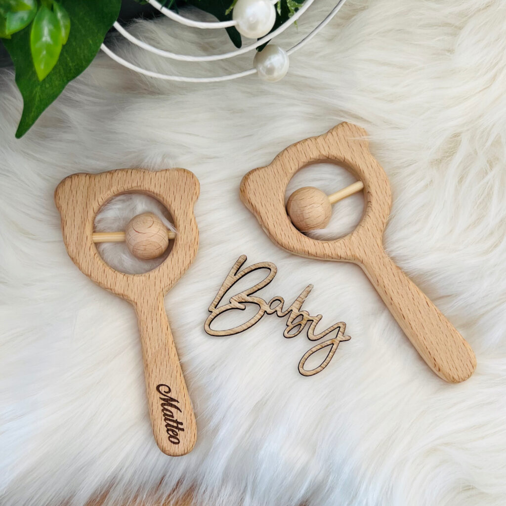 Babyrassel Holz personalisiert - MiniGeschenke.de